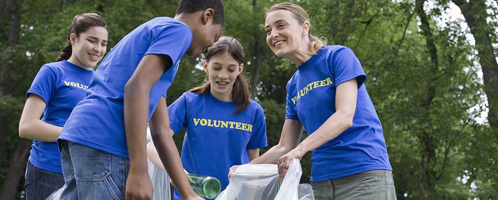 Making a Difference Through Community Service Making a Difference Through Community Service